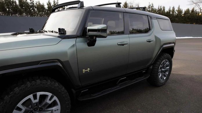 Here's A Detailed Look At The First 8 Official HUMMER EV Accessories ...